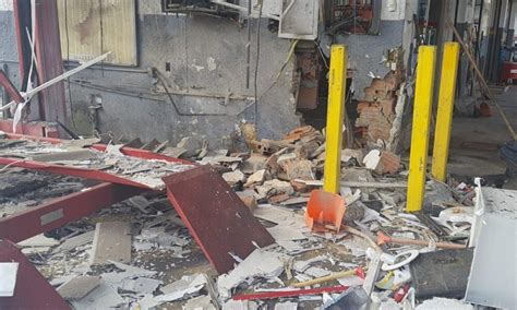 Bandidos Armados Tentam Explodir Cofre Em Posto Na Zona Norte