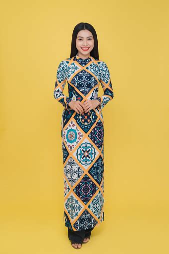 노란 배경에 고립 된 전통적인 의상을 입고 매력적인 베트남어 여자 가득 찬에 대한 스톡 사진 및 기타 이미지 가득 찬 노랑 드레스 Istock