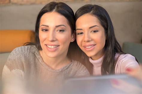 두 젊은 여성 커플 가장 친한 친구 카페에 앉아 아침을 먹고 마시는 커피 사용 하는 스마트폰 Selfie 사진 복용 레트로 스타일 호텔입니다 2명에 대한 스톡 사진 및 기타