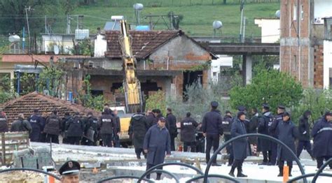 Përplasja Tek Bregu I Lumit Demokrati Akuzon Policinë Për DhunË Ndaj Fëmijëve[foto]