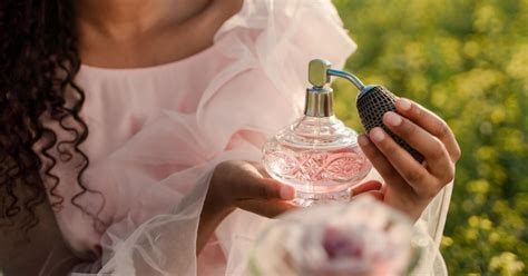 Los Mejores Perfumes Del Año Según La Academia Del Perfume