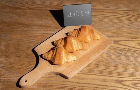 12両 🥐 迷你可頌🥐 真的會不小心吃太多😂 有時候只是想吃個小點心， 結果一不小心怎麼一整包都沒了？！ 迷你可頌 就是這麼邪惡！ 小小