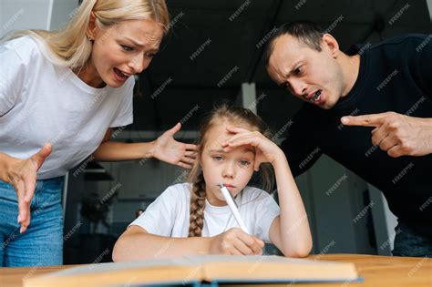 Retrato De Padres Jóvenes Enojados Gritando Y Regañando Juntos A La
