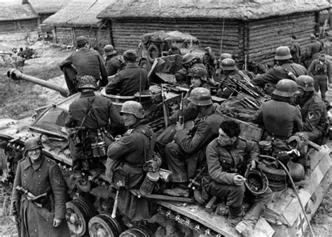 Солдаты Вермахта на борту САУ Stug 40 в советском населенном пункте