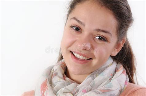 Retrato De La Chica Joven Linda En El Fondo Blanco Foto De Archivo