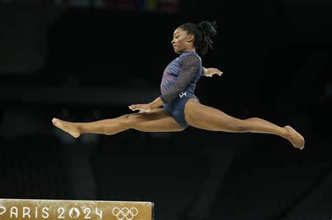 Deadspin Simone Biles Shakes Off Ankle Pain Qualifies First For