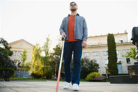 Jovem Bonito Cego Andando Com Vara Na Cidade Foto Premium