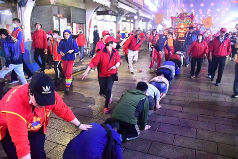 媽祖聖誕遶境熱鬧非凡 信眾、遊客冒雨鑽轎腳 馬祖日報