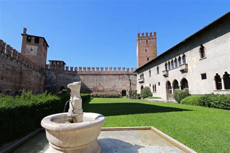 喷泉在castelvecchio博物馆的museo Civico Di Castelvecchio庭院里在维罗纳，意大利 编辑类照片