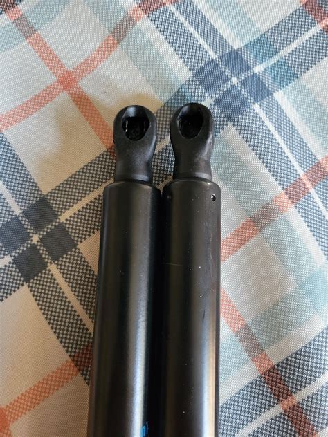 Are There 2 Different Hatch Struts For Mk6 Gti Rgolfgti