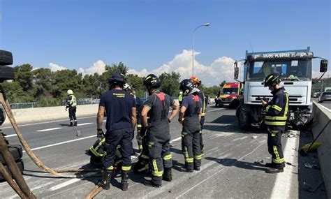 Dos Heridos En La Colisión Y Vuelco De Dos Camiones En La A 4 Salida