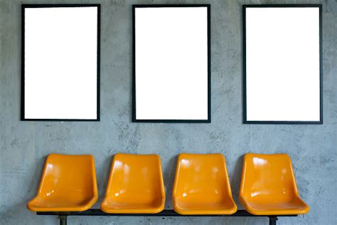 콘크리트 벽 배경에 버스 정류장에서 노란색 플라스틱 의자 텍스트 공간을 복사합니다 경기장에 대한 스톡 사진 및 기타 이미지 경기장 벤치 0명 Istock