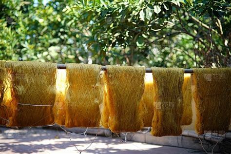 越南北部的黄色丝绸工厂