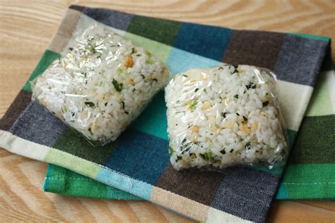 人気の冷凍作り置きレシピ。天かす青菜おにぎりは冷凍貯金しておくと便利！ つくりおき食堂