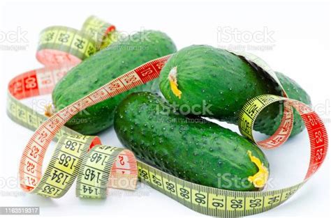녹색 신선한 오이와 흰색 배경에 테이프를 측정 건강한 식사와 슬리밍의 개념 0명에 대한 스톡 사진 및 기타 이미지 0명 개념 건강한 생활방식 Istock