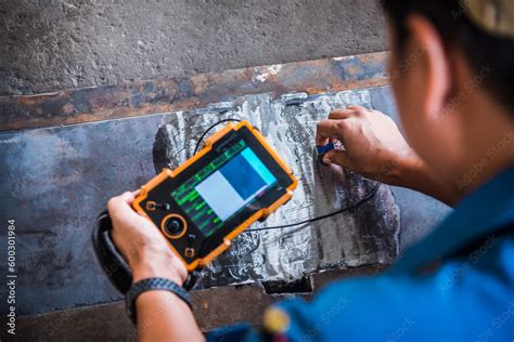 Foto De Ut Ultrasonic Testing To Detect Imperfection Or Defect In Welding Of Steel Structure