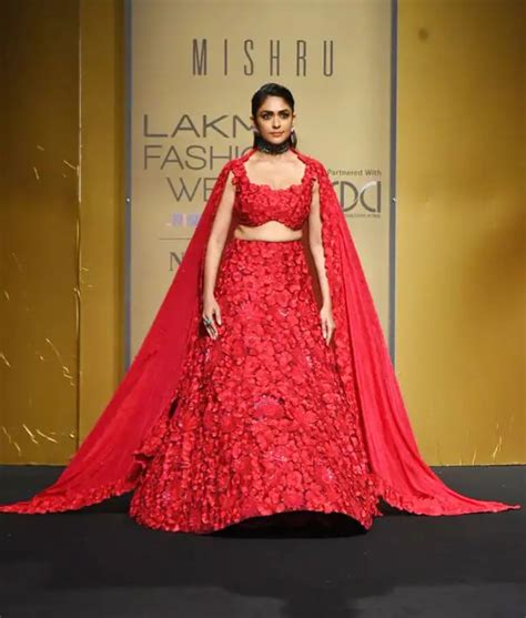 Mrunal Thakur च्या पारंपरिक लूकची चाहत्यांवर मोहिनी पाहा फोटो Mrunal