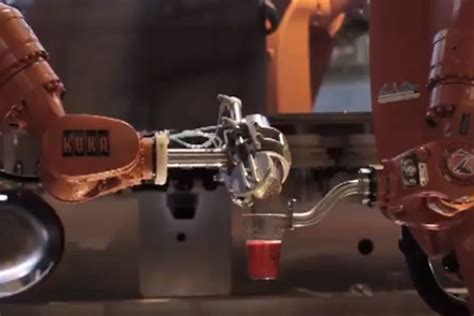 Behold The Latest In Robot Mixologists The Makr Shakr Eater