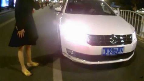 女老师穿拖鞋开车：穿1天高跟鞋累了腾讯视频