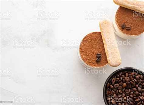 흰 돌 배경에 유리에 전통적인 이탈리아 디저트 티라미수 공간에 복사 합니다 0명에 대한 스톡 사진 및 기타 이미지 0명