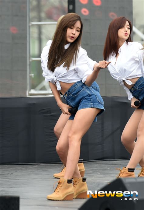 포토엔 레인보우 조현영 ‘아찔한 핫팬츠 패션 손에 잡히는 뉴스 눈에 보이는 뉴스 뉴스엔