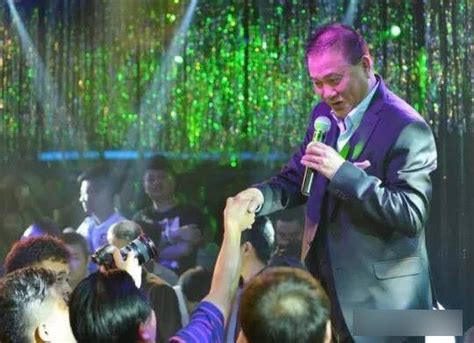 61岁万梓良近照两鬓斑白 亲吻小16岁娇妻秀恩爱 手机凤凰网