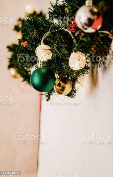 크리스마스 트리에 유리 공과 장식 흰색 배경에 조명과 빨간색 녹색 공이있는 화환 0명에 대한 스톡 사진 및 기타 이미지 0명 가문비나무 겨울 Istock