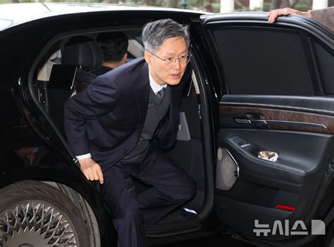 출근하는 문형배 헌법재판소장 권한대행