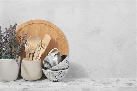 나무 칼 그릇 및 화분 라벤더가있는 빈 소박한 테이블 간단한 홈 키친 인테리어 제품 디자인 및 디스플레이를위한 모형 가리기에 대한 스톡 사진 및 기타 이미지 Istock