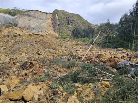 Papua New Guinea Landslide Buries More Than 2000 People