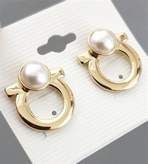 금장 진주귀걸이 골드 로고 마크 심플 럭셔리 명품스타 헬로마켓