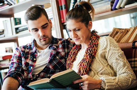 젊은 코카서스인 커플입니다 독서모드 책을 컨셉입니다 카페 라이브러리 개념에 대한 스톡 사진 및 기타 이미지 개념 개념과 주제 교육 Istock