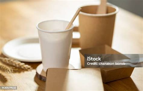 환경 친화적 인 식품 포장 종이 재활용 제로 폐기물 천연 제품 자연과 재활용 개념의 음식 일회용 케이터링을위한 종이 상자 배경에 플라스틱 무료 세트 가방에 대한 스톡 사진