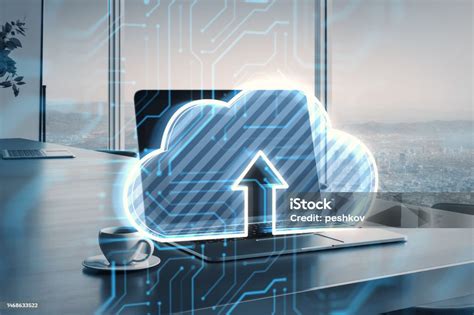 데이터 저장 및 클라우드 컴퓨팅 기술 개념 현대 노트북 커피 컵 및 회로 배경에 흰색과 파란색 구름 기호로 디지털 화살표가 있는 이중 노출 0명에 대한 스톡 사진 및 기타
