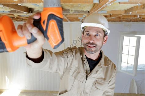 무선 드릴 사진이 있는 남성 부동산 개발자 사진 무료 다운로드 Lovepik