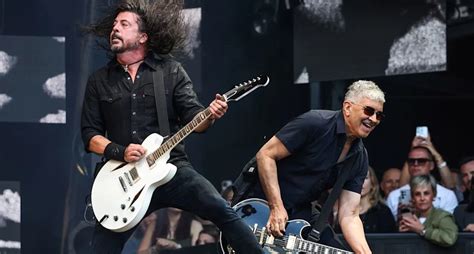 How Pat Smear Surprised Dave Grohl And Joined The Foo Fighters