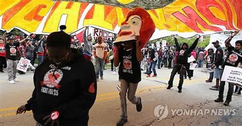 뉴욕주 패스트푸드 식당 종업원 시급 15달러로 인상