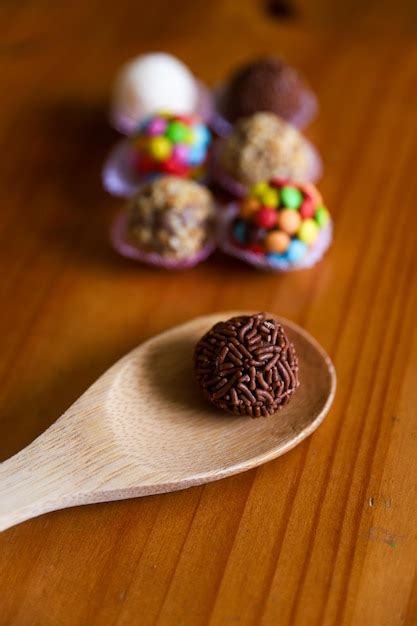 Brigadeiro Chocolate Doce Tradicional Brasileiro Para Festa Infantil