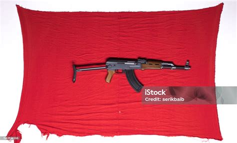 빨간색 배경에 칼라 쉬니 코프 돌격 소총 Ak47 Ak 47 소총에 대한 스톡 사진 및 기타 이미지 Ak 47 소총