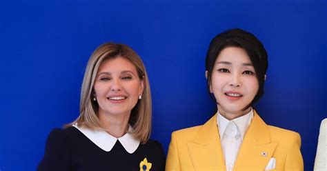노란 재킷 입은 김건희 여사 “우크라 어린이 그림 국내 전시 추진”