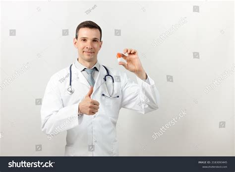 60 082 imágenes de Doctor sosteniendo algo con sus dedos Imágenes