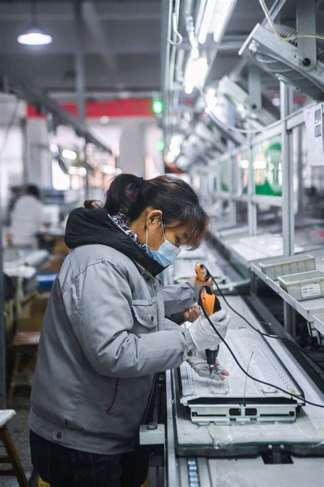 浙江金华：多举措助力企业新年“开门稳、开门红”生产工人车间