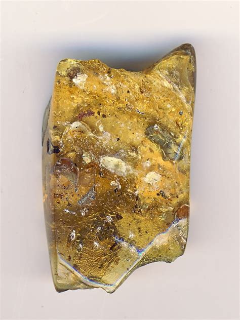Kopal aus Madagaskar mit Inklusen