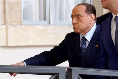 Silvio Berlusconi Arriva Limpressionante Omaggio Allex Premier