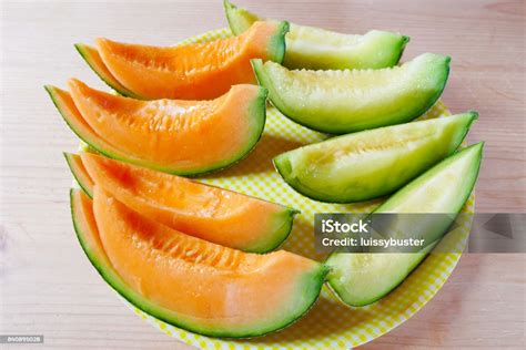 후라노 홋카이도 일본에서 멜론 농장에서 나무 배경 플레이트 신선한 슬라이스 멜론 가미카와 군 이시카리에 대한 스톡 사진 및 기타