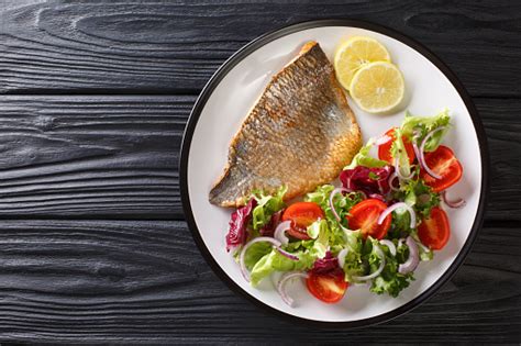 구운 도라도 필레와 신선한 야채 샐러드를 접시에 가까이 서 서빙합니다 수평 상단 보기 뼈 없는 부드러운 살에 대한 스톡 사진 및 기타 이미지 Istock