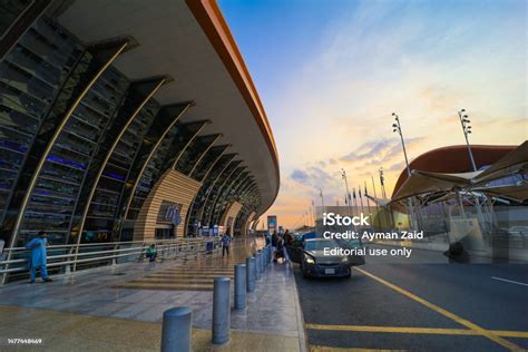 제다 사우디아라비아 킹 압둘아지즈 국제공항을 통해 여행하는 승객 항공편 및 예약 개념 공항에 대한 스톡 사진 및 기타 이미지 Istock
