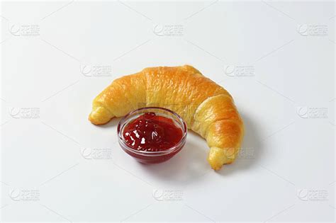 牛角面包和覆盆子果酱