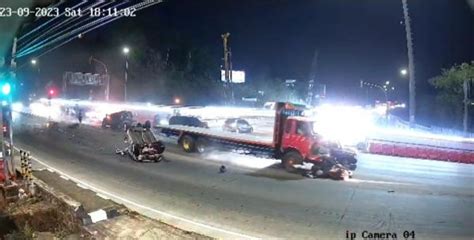 Ngeri Detik Detik Kecelakaan Maut Truk Tabrak 13 Kendaraan Di Exit Tol