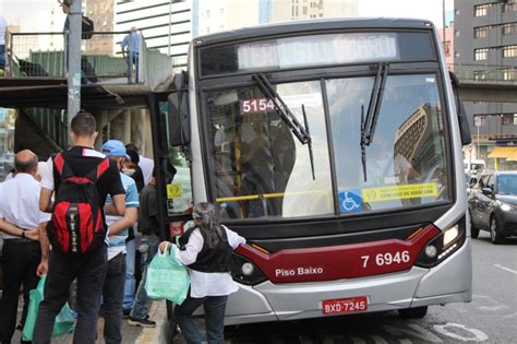Mulher é Atropelada Por ônibus Em São Paulo Jovem Pan